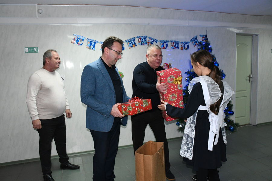 Гумконвой из Владимирской области поздравил детей из ДНР с Новым годом