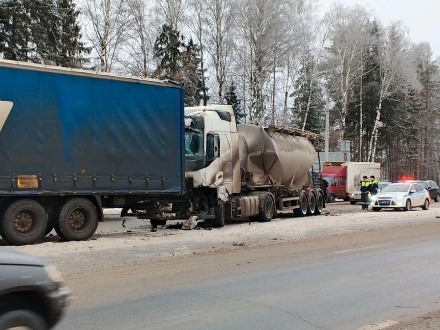 На трассе М-7 парализовано движение из-за аварии с участием десяти ...